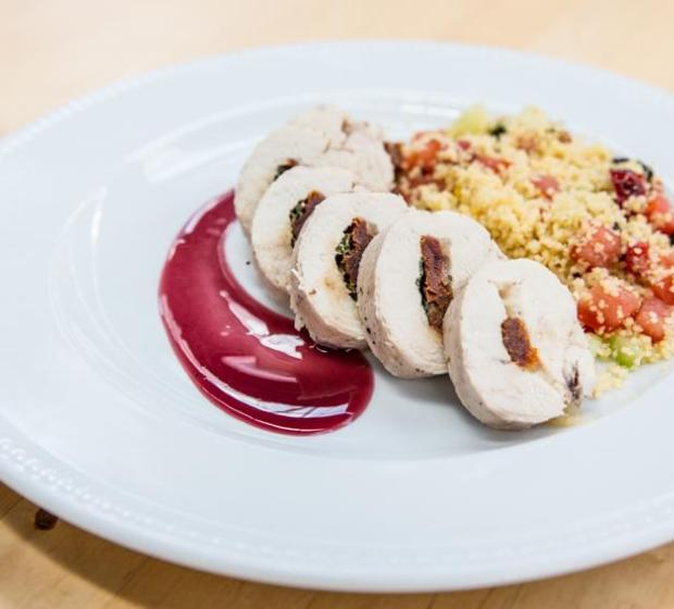 Receita De Peitos De Frango Recheados Com Tomate Seco E Salada De